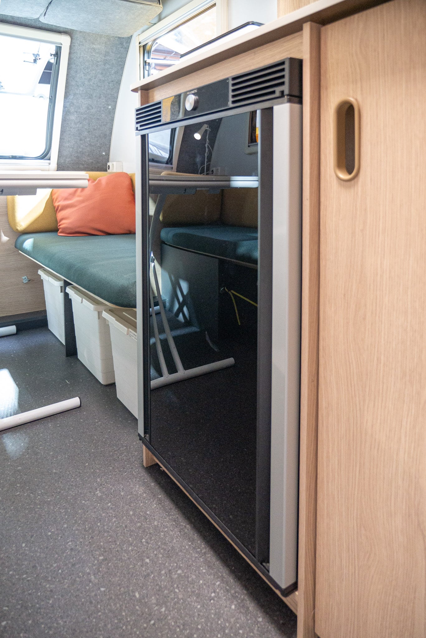 Adria Aviva Lite 360 DK (2024): minimalist mini caravan with low weight ...