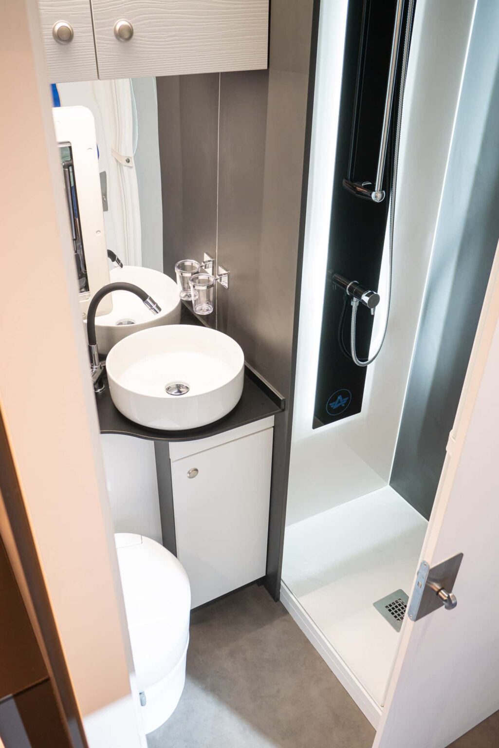 Atlantis Compact 595 (2024): maneuverable luxury motorhome with small ...