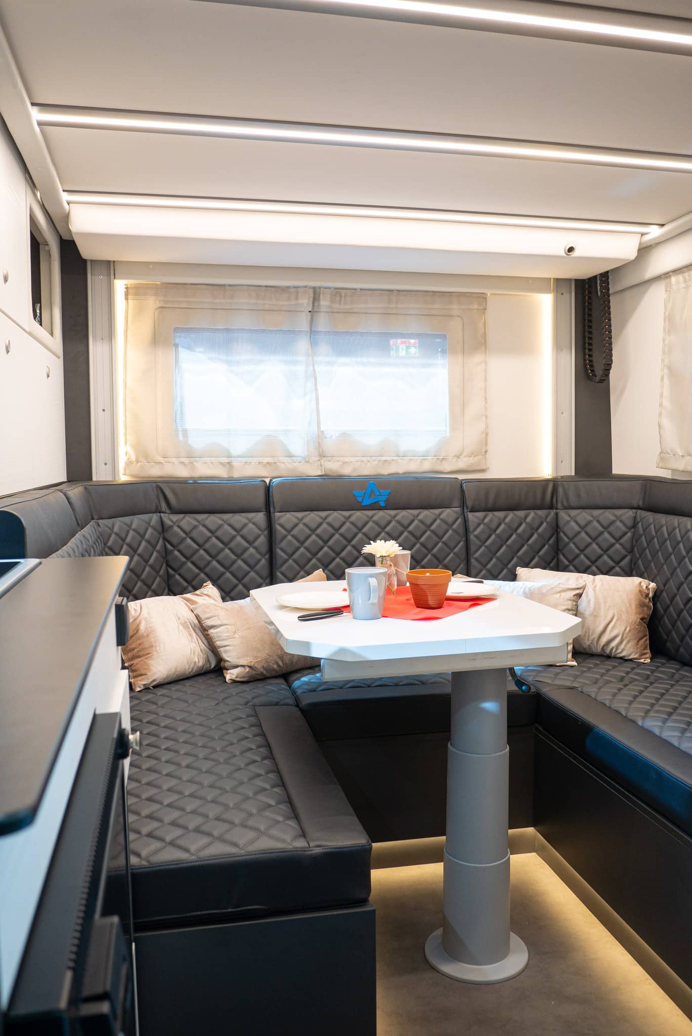 Atlantis Compact 595 (2024): maneuverable luxury motorhome with small ...