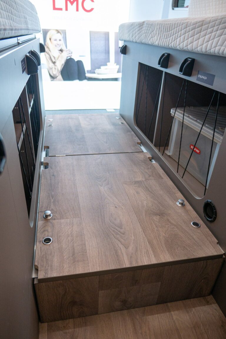 LMC Innovan 592 (2024): compact panel van with single beds and practical bathroom