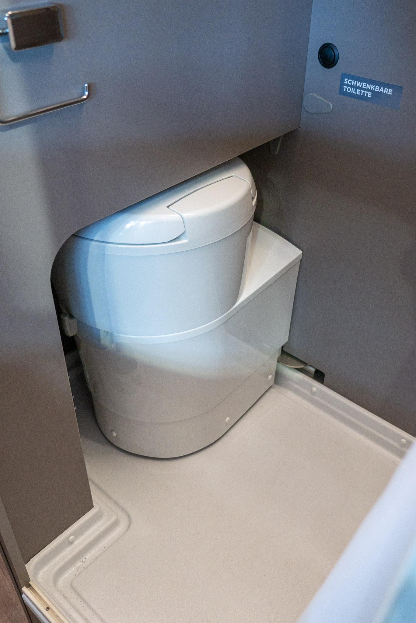 LMC Innovan 592 (2024): compact panel van with single beds and ...