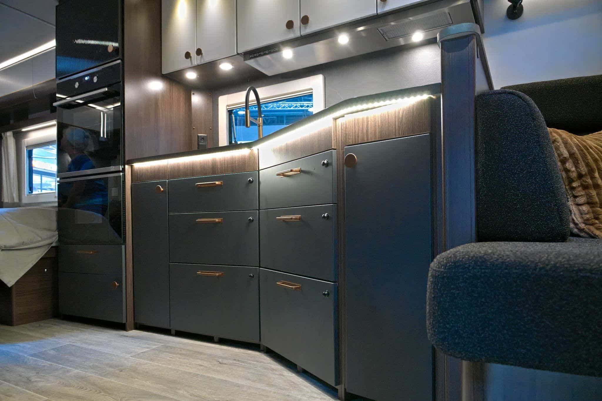 Winter-proof luxury caravan: Polar Chimera 730 BSL