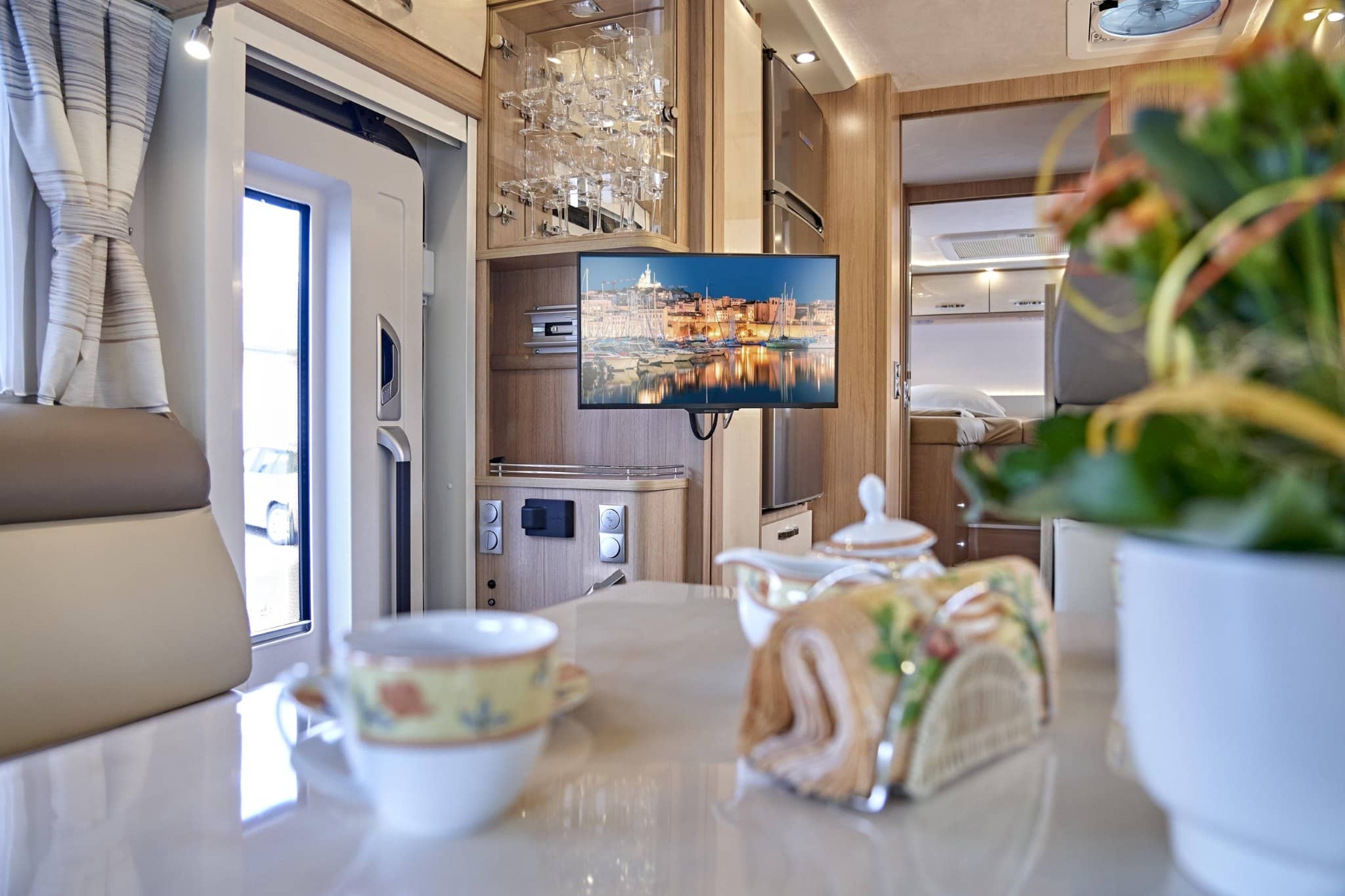 Innovative luxury motorhome: Phoenix presents the Top-Liner 9000 BMLX ...